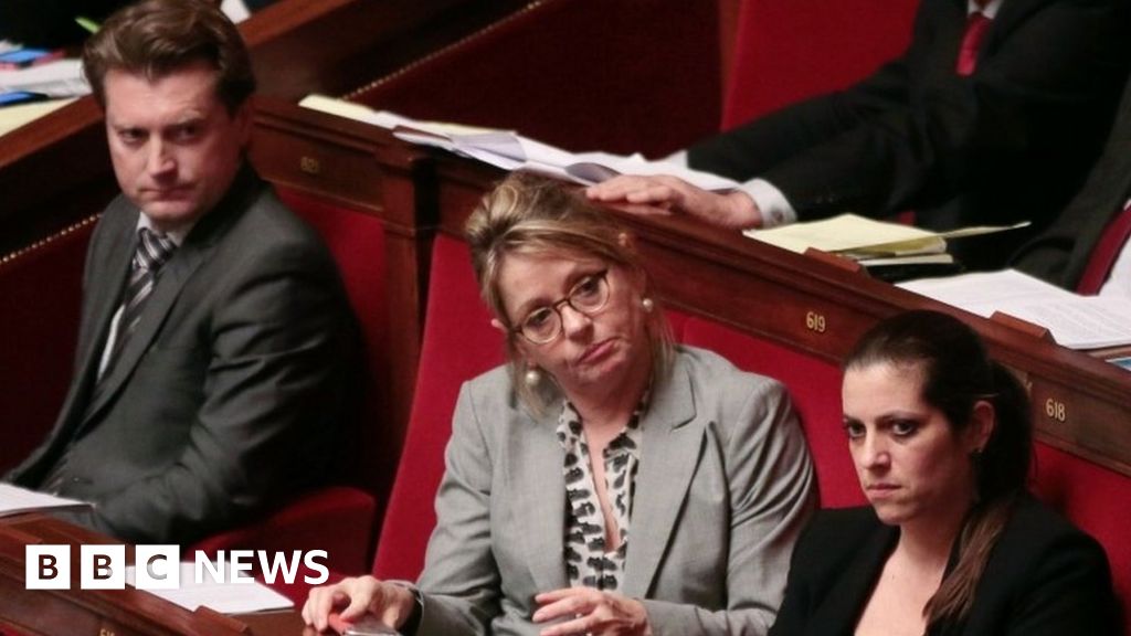 Paris attacks: French MPs back stripping of citizenship - BBC News