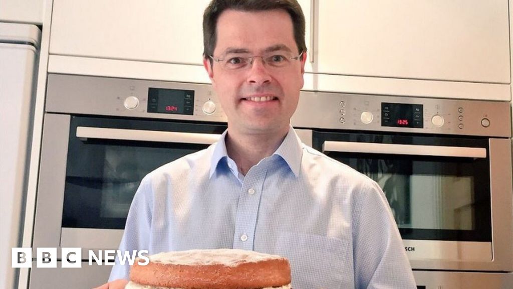 The politics of a kitchen photo-op: Can MPs avoid a roasting? - BBC News