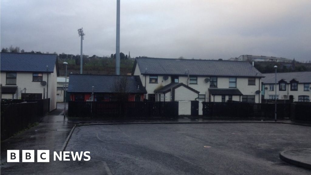 Derry shooting: Mother thought son was dead in gun attack - BBC News