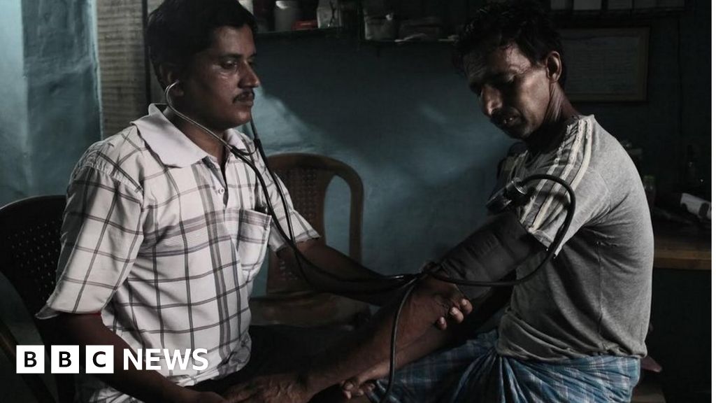 Can training 'fake doctors' improve India's healthcare? - BBC News