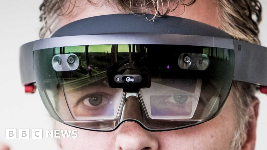 Technology explained: What is augmented reality? - BBC News