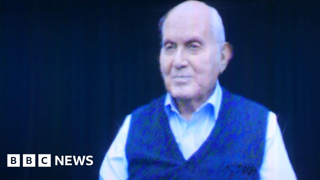 Interactive 3D videos help Holocaust survivors tell stories - BBC News