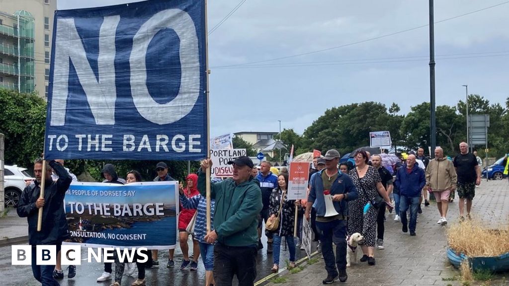 Protest groups march against Portland asylum seekers barge plan - BBC News