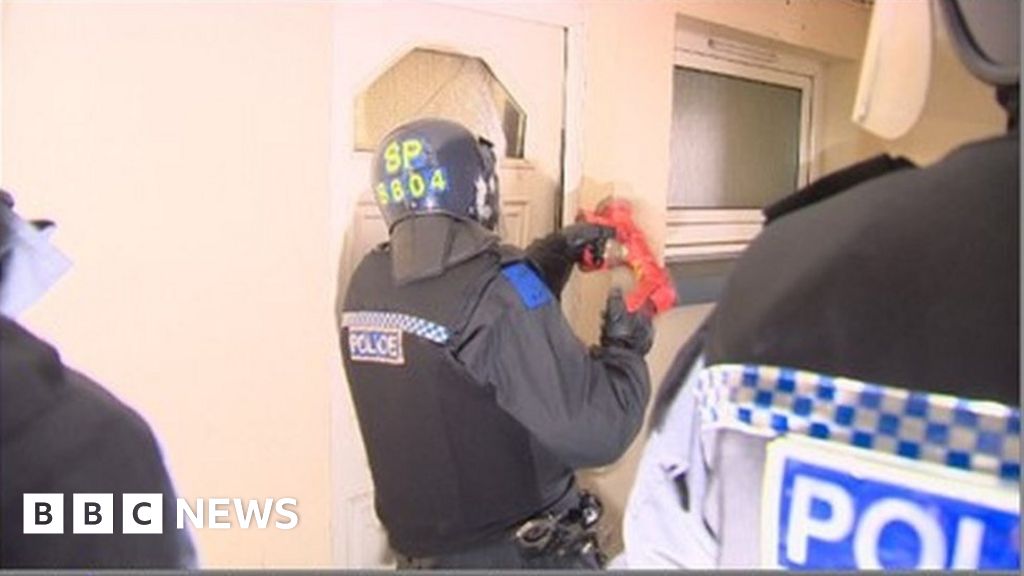 Police and ex-addicts in Edinburgh team up for drugs fight - BBC News