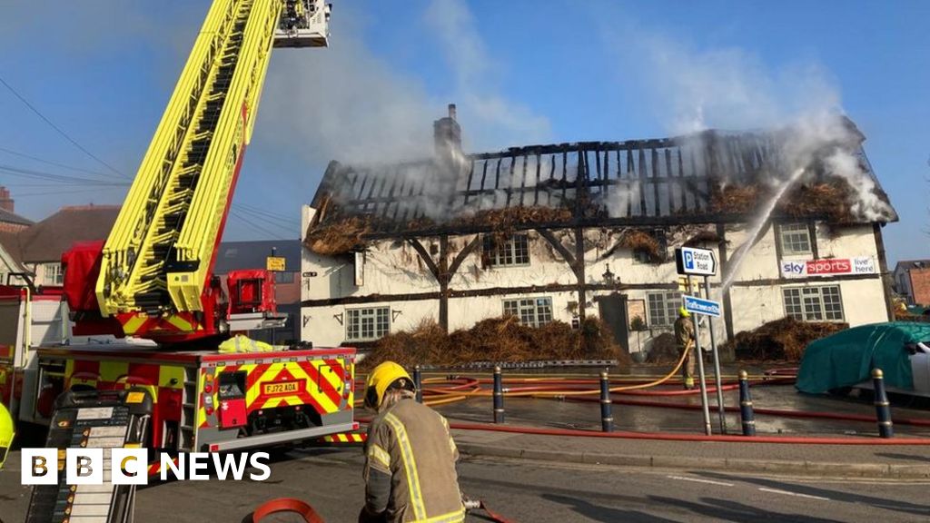Lutterworth thatched pub fire restoration plans submitted - BBC News