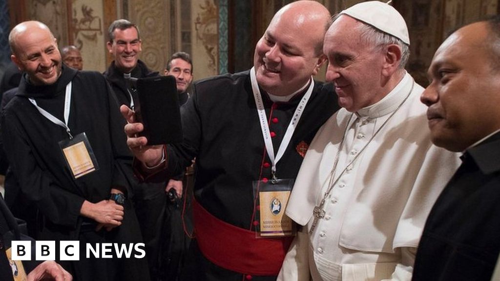 Pope Francis despatches 1,000 'super-confessor' priests - BBC News