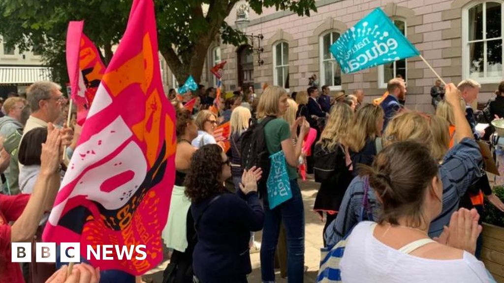 NEU seeks legal advice over Jersey teacher strike ultimatum - BBC News