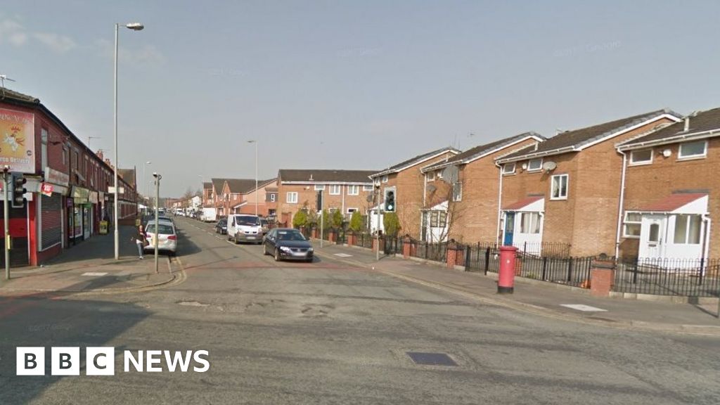 Moss Side shooting: Ten people in hospital - BBC News