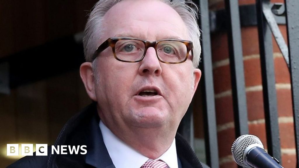 Ian Austin attacks Labour 'extremism' - BBC News