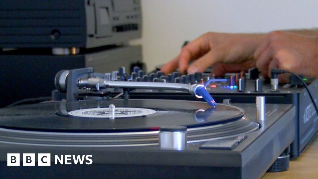 Increased sales of vinyl lead to manufacturing boost - BBC News
