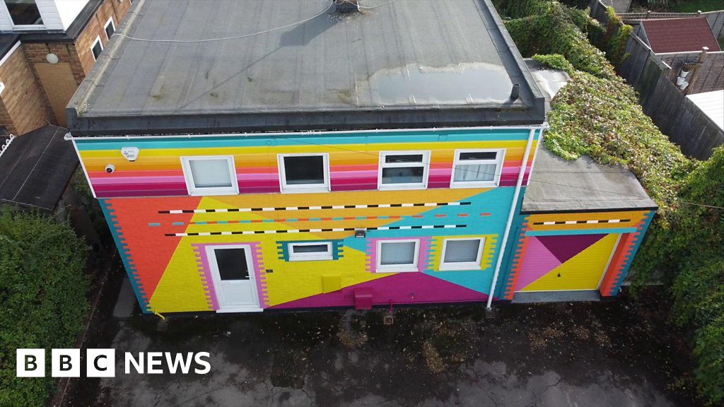 Tredworth pupils help artist make their school colourful - BBC News