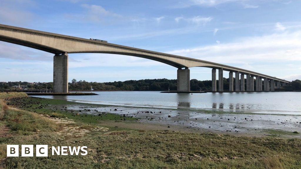 Suffolk search called off after pair seen on Orwell Bridge - BBC News