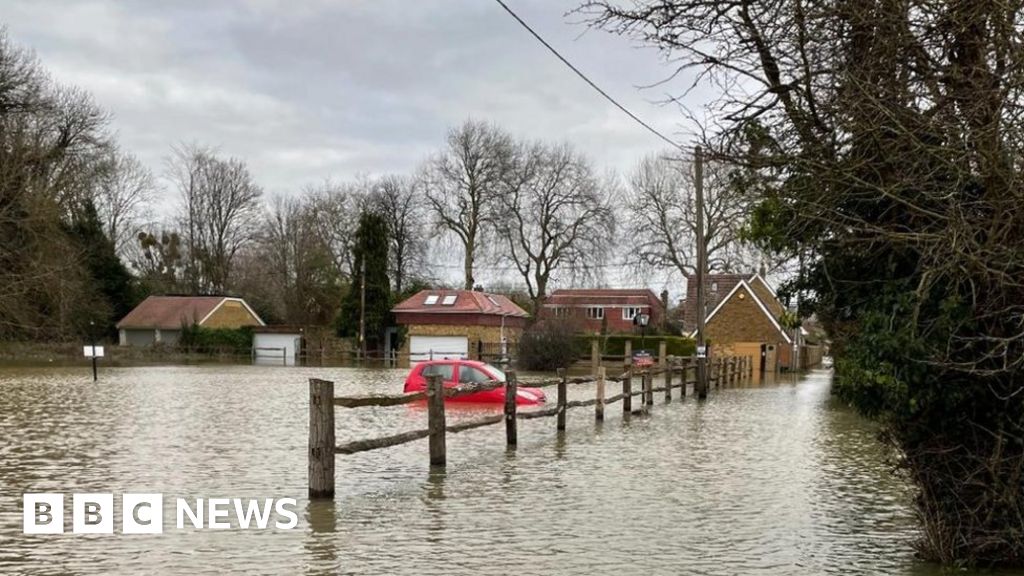 Rising River Thames floods Surrey homes and businesses - BBC News