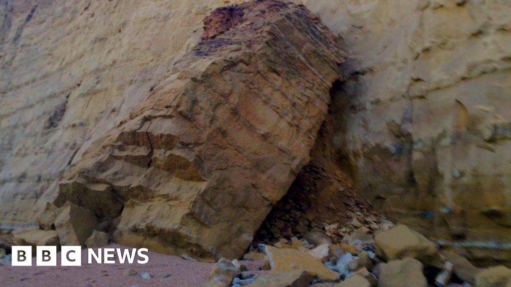 Jurassic Coast warning after further cliff collapse - BBC News