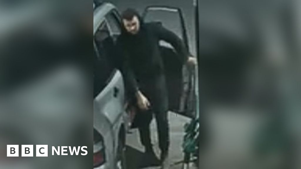 Chris Packham: Police release picture after presenter's home attacked ...