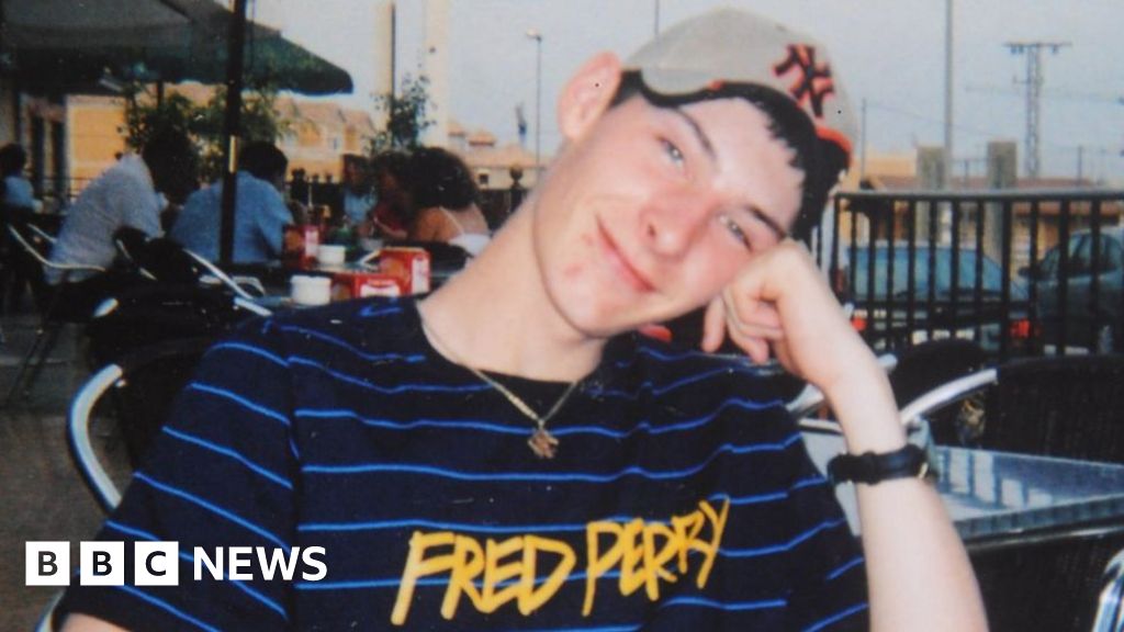 James Fenton: Family search 'could have saved patient' - BBC News