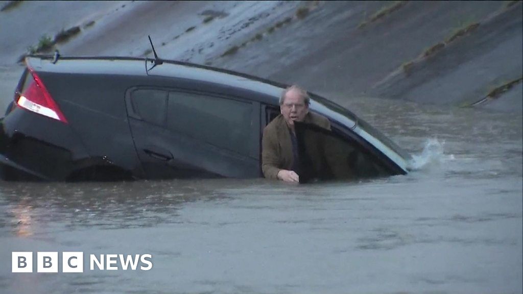 Houston floods: TV reporter rescues man from sinking car - BBC News