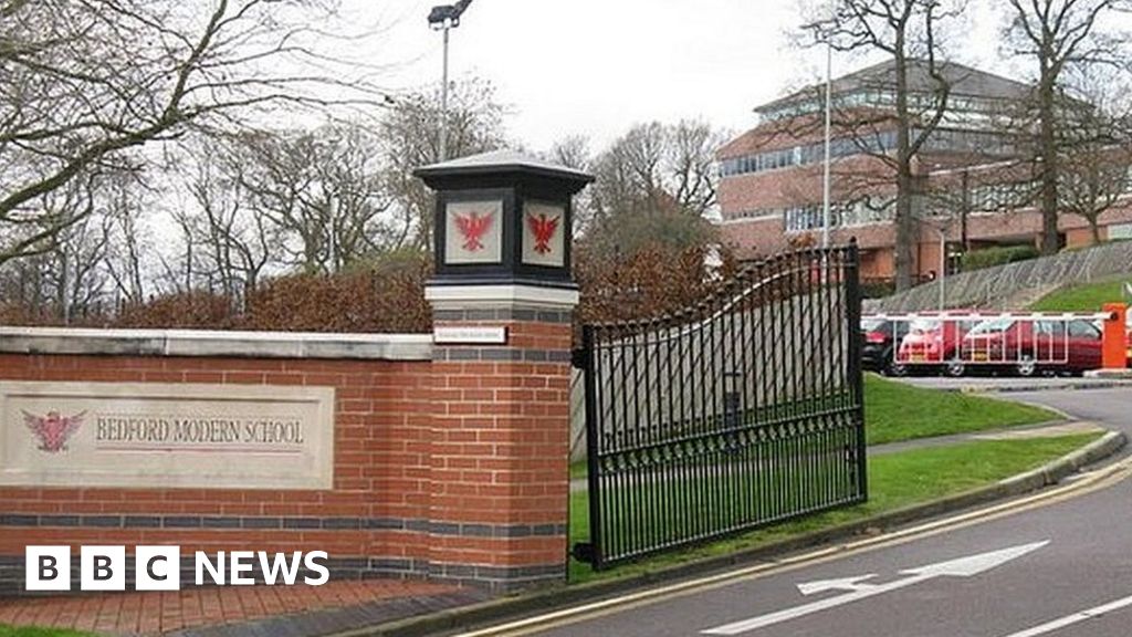 Bedford Modern School puts up marquees over crumbly concrete fears