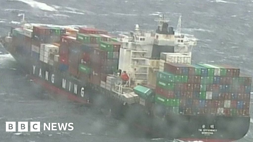Australia alert after ship loses 83 containers - BBC News