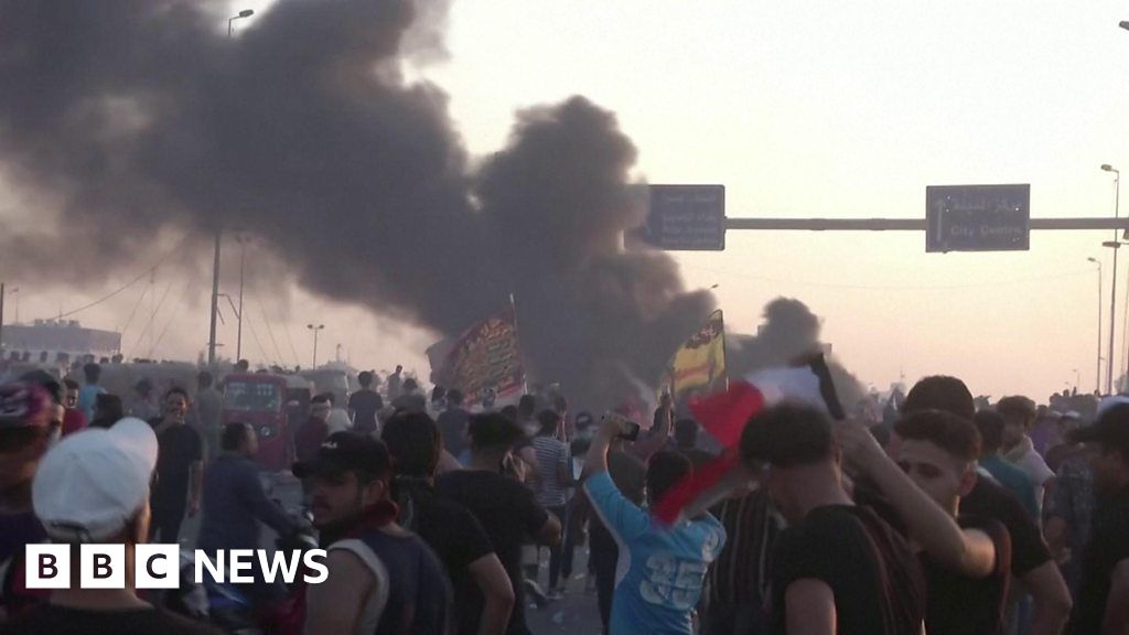 Iraq protests: Crowds flee as tear gas is fired in Baghdad - BBC News