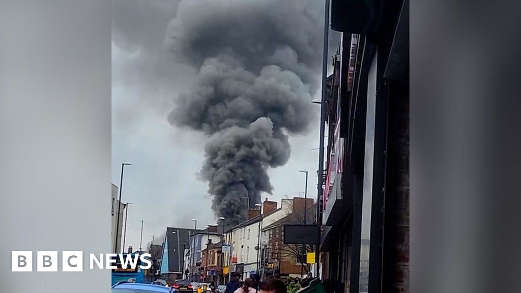 Watch: Huge plumes of smoke seen as fire breaks out in Derby - BBC News