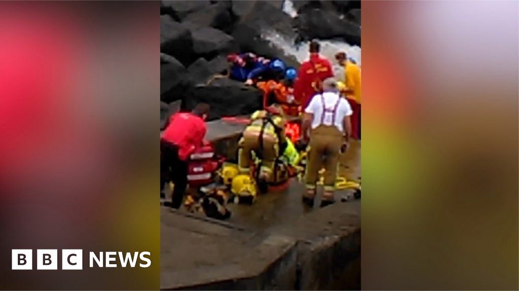 Sheringham rocks: Footage captures moment of beach rocks rescue - BBC News