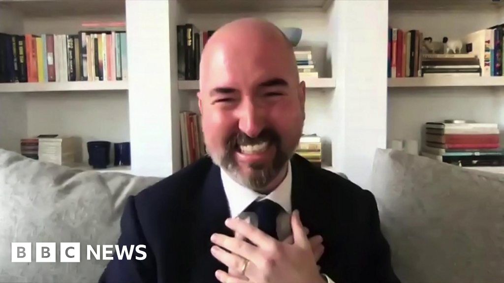 Douglas Stuart 'blown away' by Booker win for Shuggie Bain - BBC News