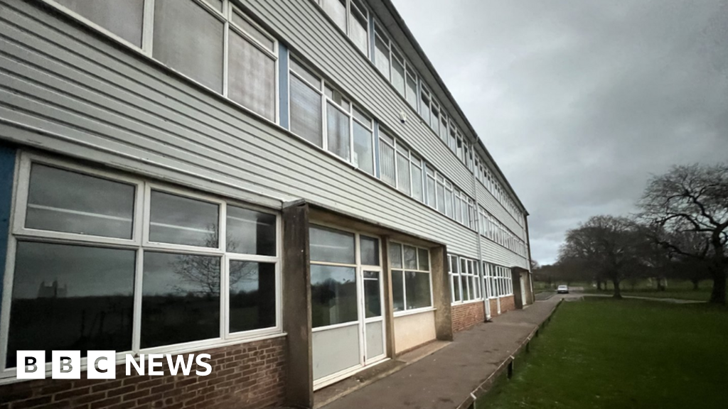 Wells school campaign raises thousands to help students - BBC News