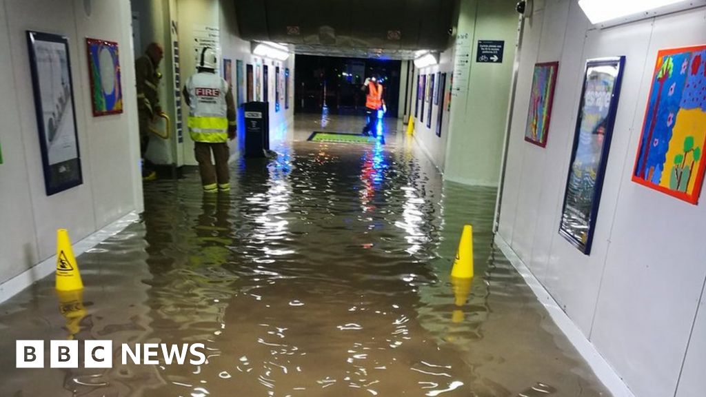Oxfordshire flooding hits Didcot Parkway station - BBC News