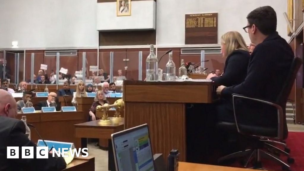 Oldham abuse: Mayor booed as survivor addresses meeting - BBC News