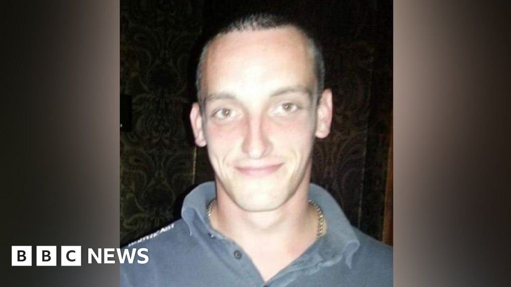 Spennymoor: Father-of-two dies after Christmas Day collision - BBC News