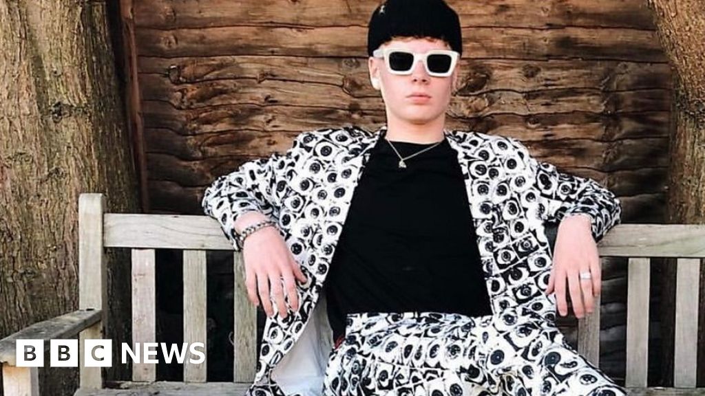 Fashionable teen Leo talks Instagram and going global - BBC News