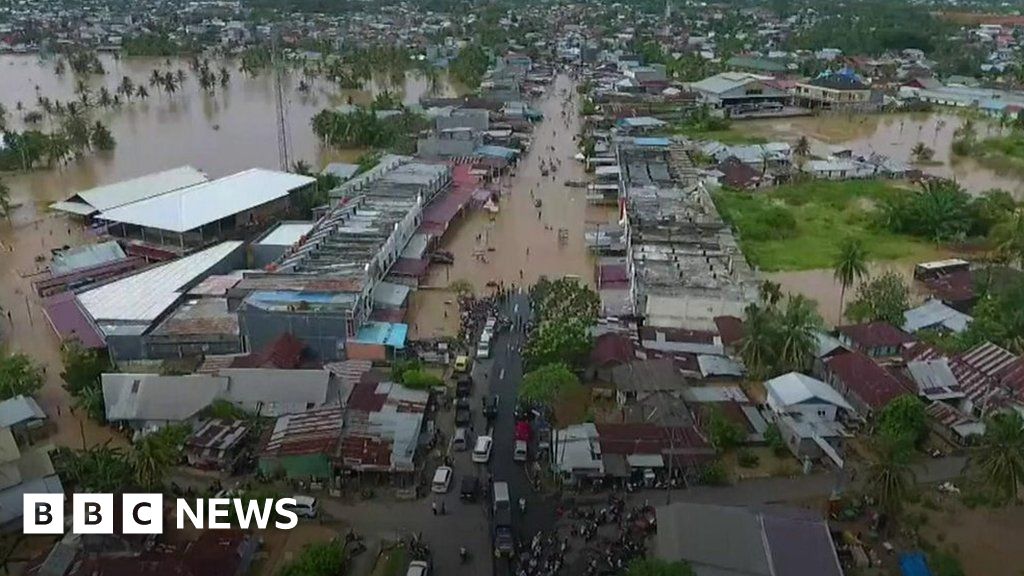 Indonesia floods: Dozens killed in floods - BBC News