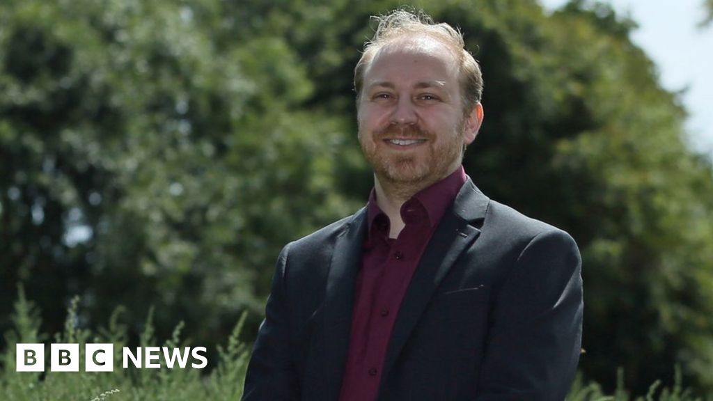 Steven Agnew to step down as leader of Green Party in NI - BBC News