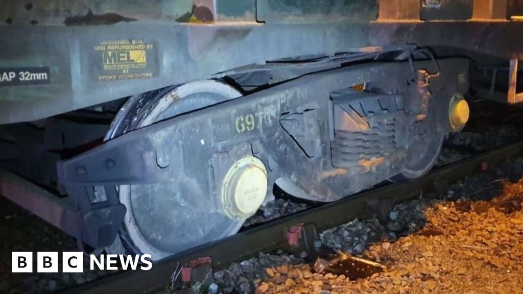 Derailed Hitchin freight train causes commuter misery - BBC News