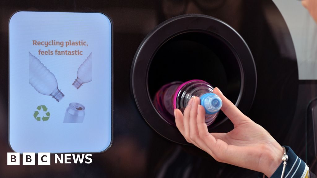 Lincoln supermarket trials 'reverse-vending machine' - BBC News