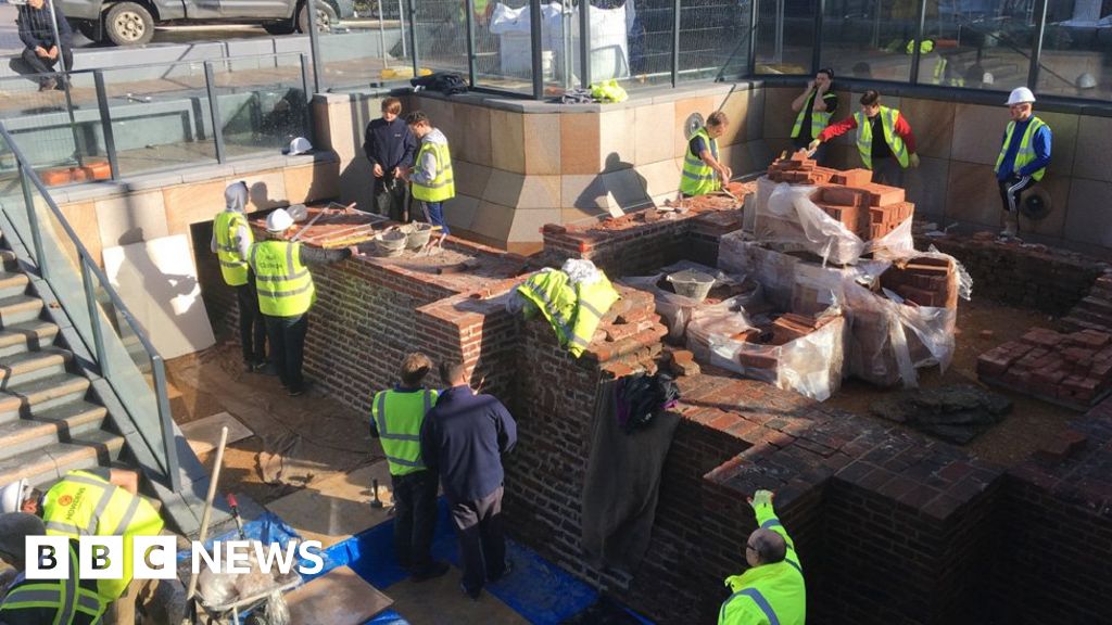 Beverley Gate in Hull gets new layer to protect historic bricks - BBC News