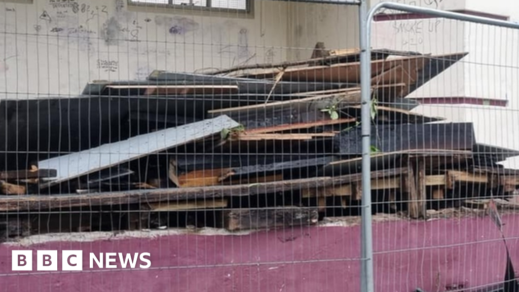 Vandals set fire to Bilston outdoor concert stage - BBC News
