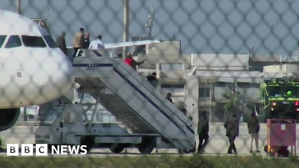 Hijacked EgyptAir flight lands at Larnaca airport - BBC News