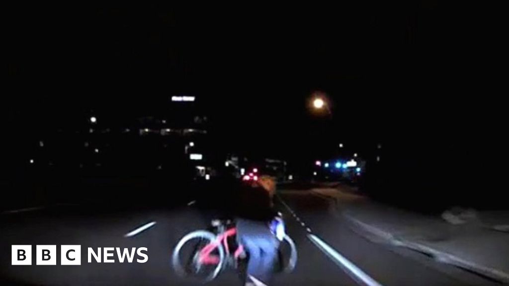 Uber self-driving crash: Footage shows moment before impact - BBC News