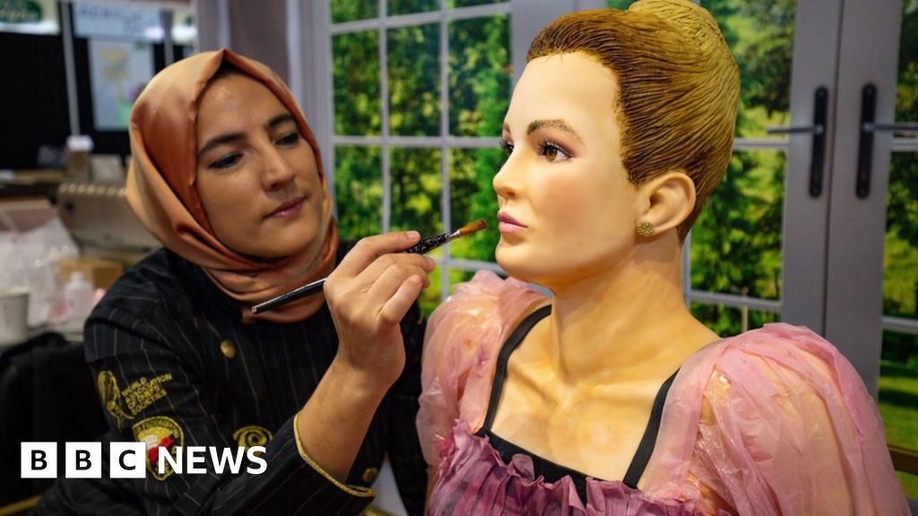 Killing Eve: Life-size Villanelle baked for cake show - BBC News