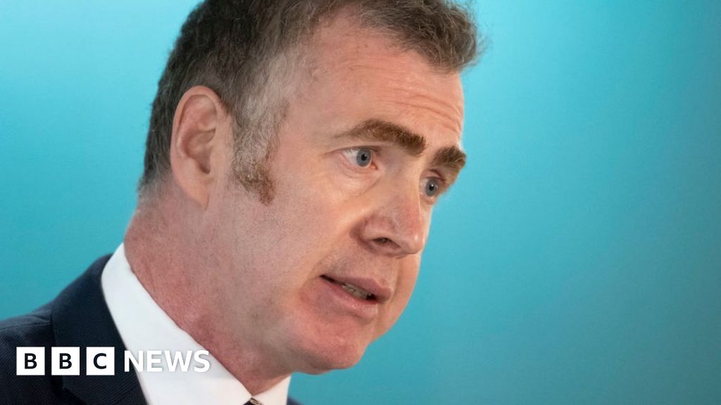 Welsh election: Plaid promises independence vote in five years - BBC News