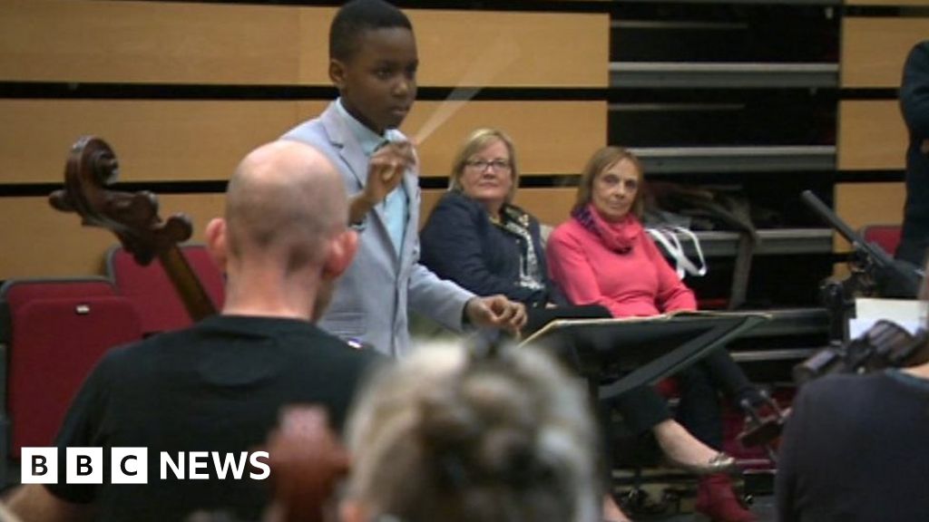Matthew Smith, 11, to conduct symphony orchestra - BBC News