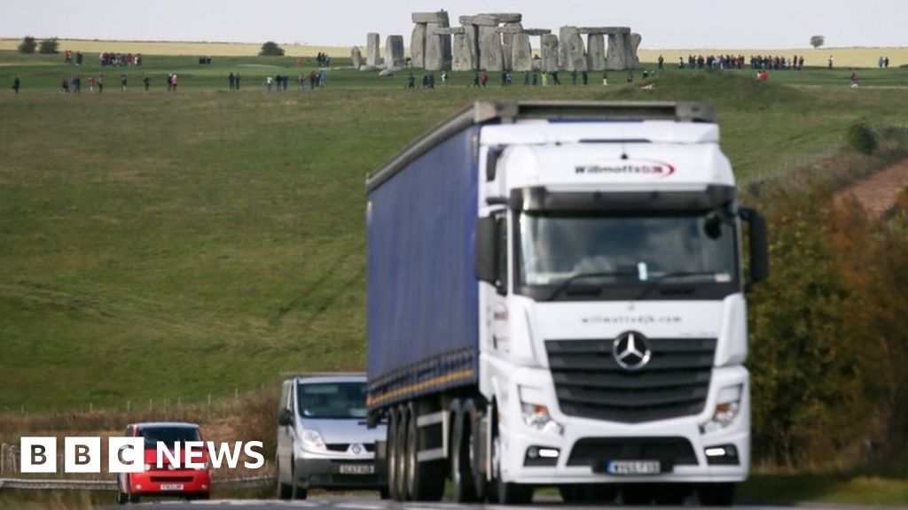Unesco experts assess Stonehenge A303 tunnel plan - BBC News