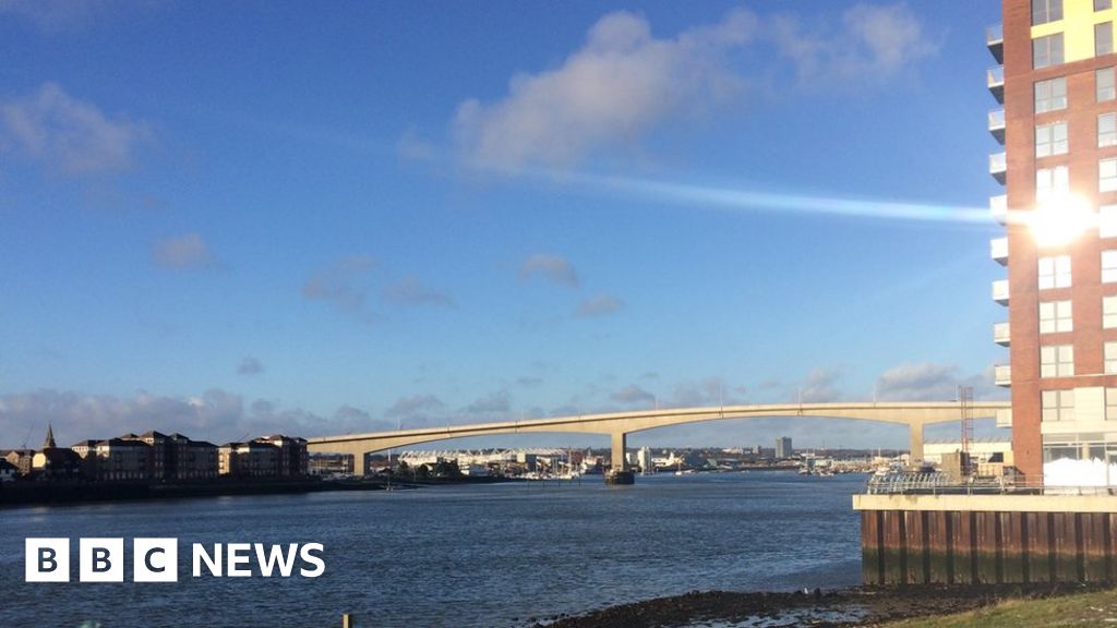 Southampton's Itchen Bridge tolls fees set for 20p rise - BBC News