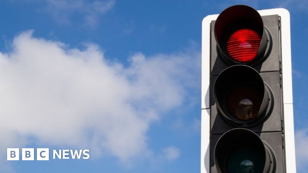Devon 999 driver in red light crash holds on to licence - BBC News