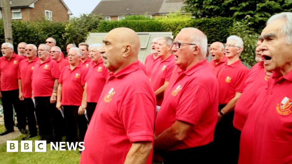 Welsh choir helps 92-year-old's dying wish come true - BBC News