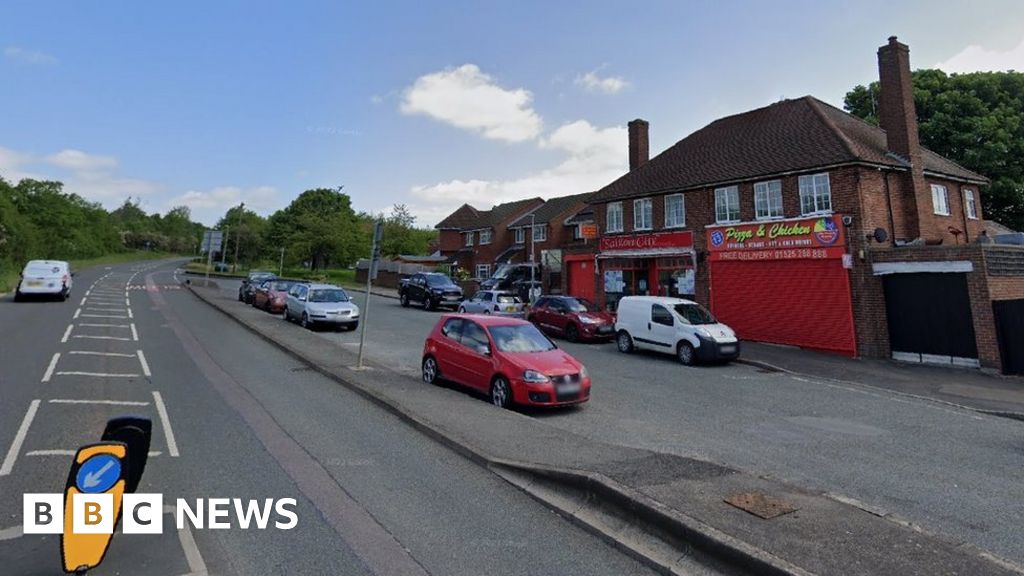 Driver arrested after pedestrian dies in Brogborough collision - BBC News