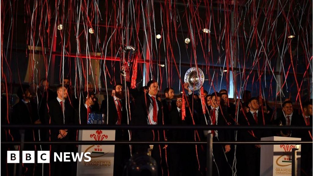 Grand Slam champions given heroes welcome - BBC News