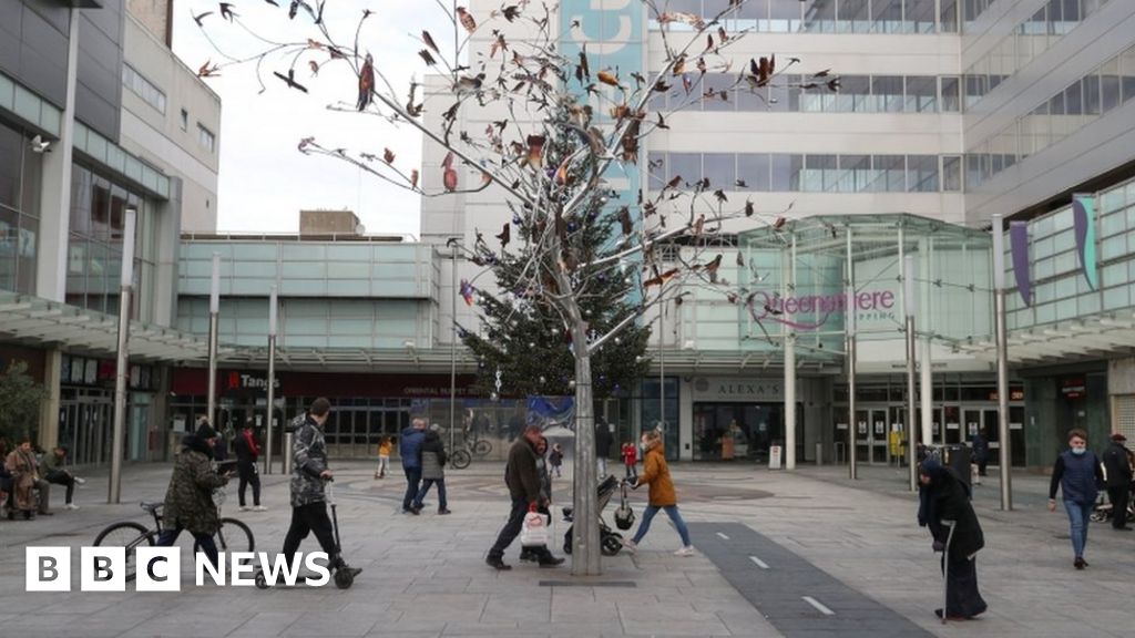 'People too complacent', says tier four Slough council - BBC News